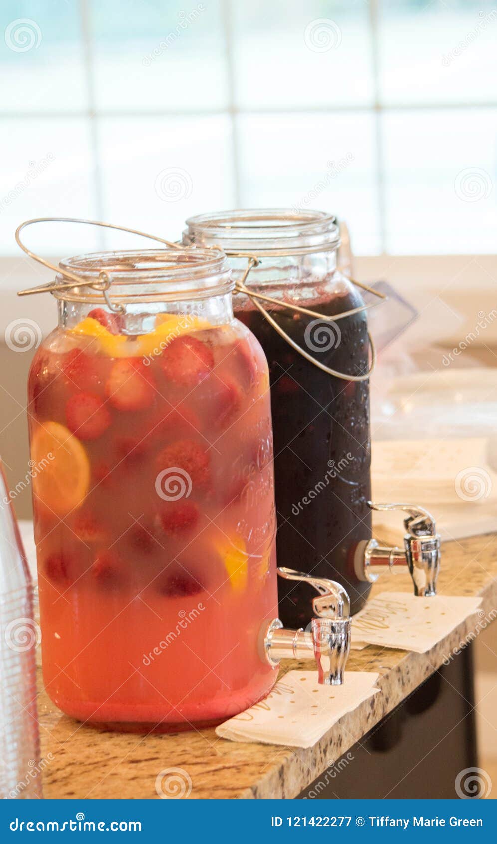 Les deux pots en verre image stock. Image du frais, cruches - 121422277