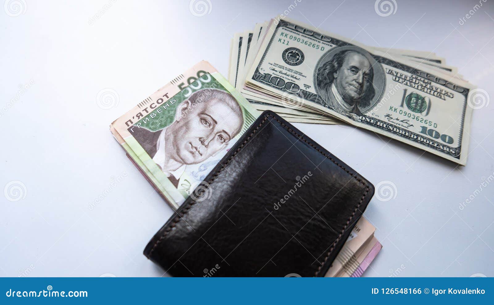 Les Dollars Sont Sur La Table Dans Une Bourse Brune Photo stock - Image ...