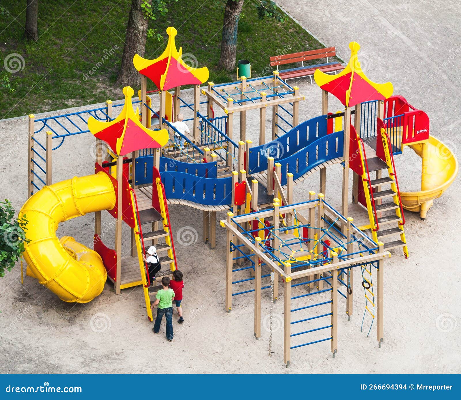 Les Enfants Jouent Sur L'aire De Jeux Compacte Du Complexe Image stock ...
