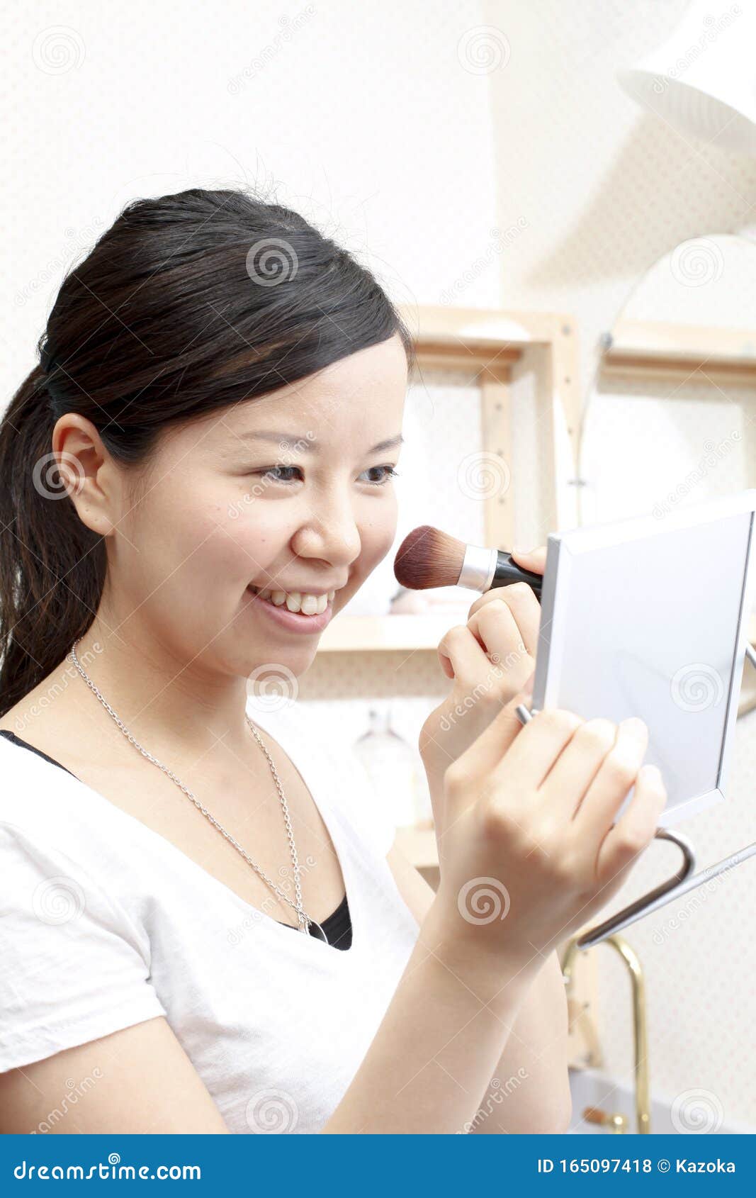 Les Femmes Asiatiques Maquillage Photo Stock Image Du Bien Cuisine