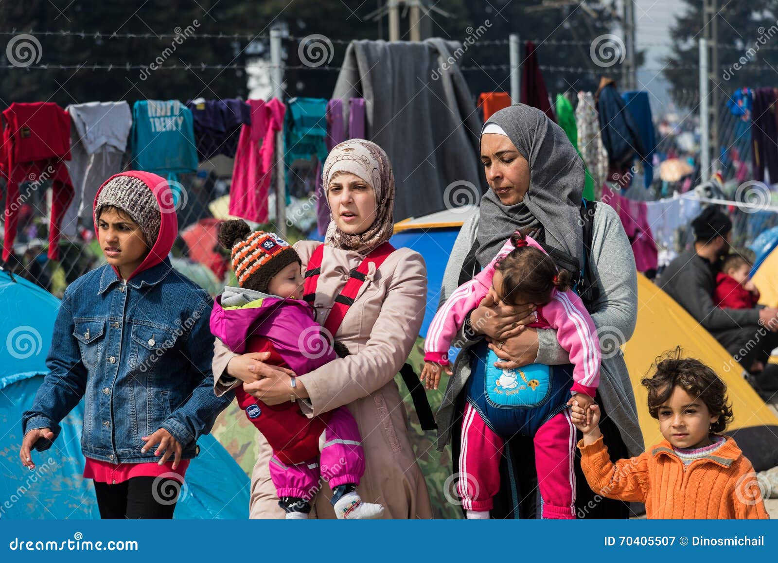 Les Femmes Et Les Enfants Dans Le Camp De Réfugié En Grèce Photographie