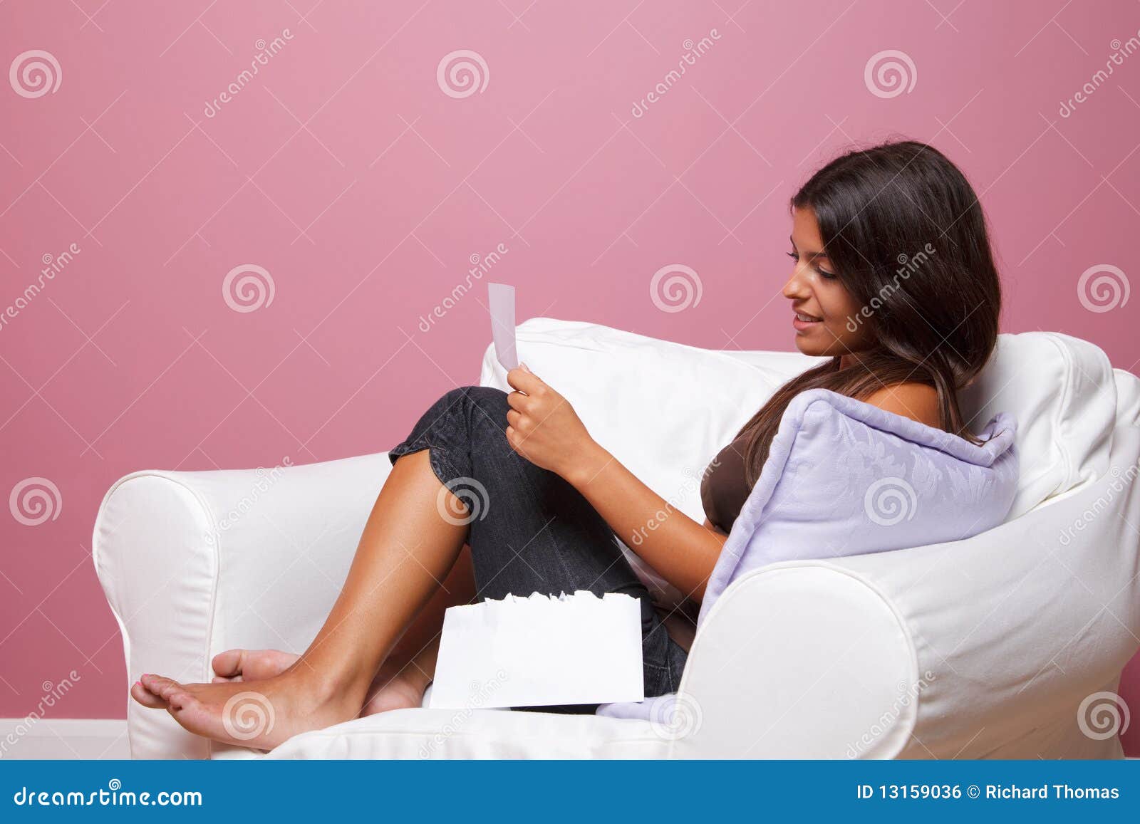 Les Femmes Se Sont Assises Dans Un Fauteuil Affichant Une Lettre Photo ... Les Femmes Se Sont Assises Dans Un Fauteuil Affichant Une Lettre Photo ...