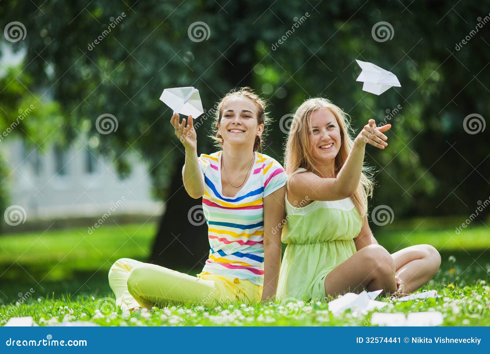 Les Filles Lancent Les Avions De Papier Image stock - Image du reste ...