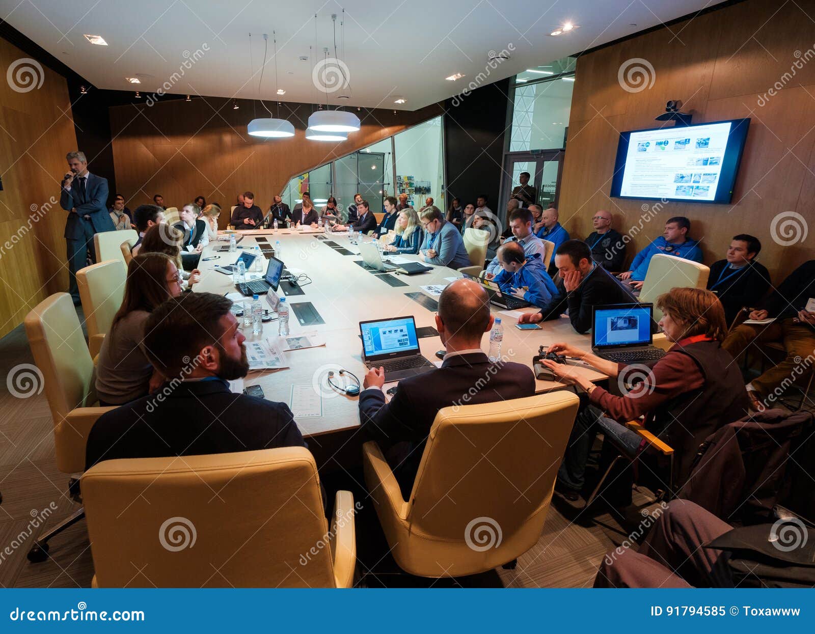 Discussion De Table Ronde Photos Stock - Téléchargez 646 Photos libres ...