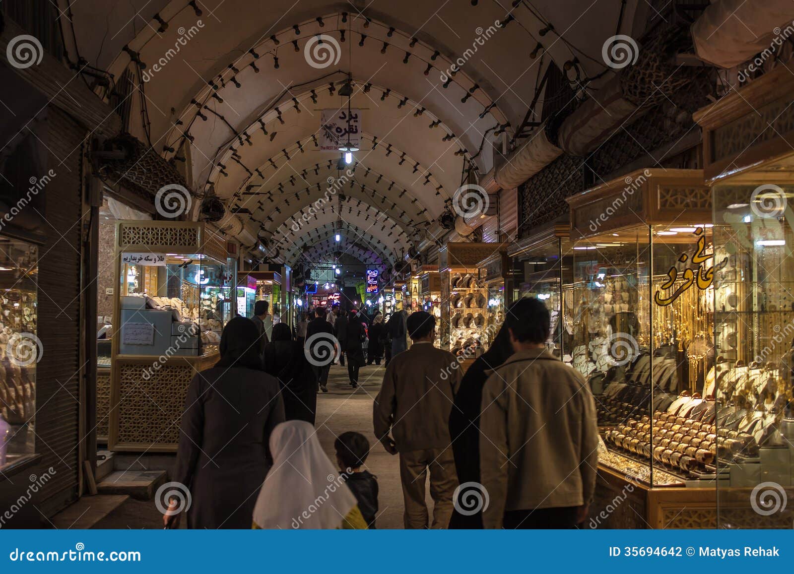 Les Gens Dans Un Bazar Dans Yazd Photographie éditorial - Image du ...