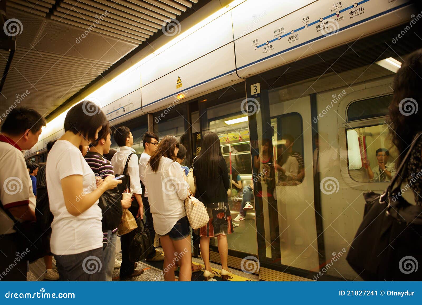 Les Gens Font La Queue Dans Le Terminal De MRT Photo éditorial - Image ...