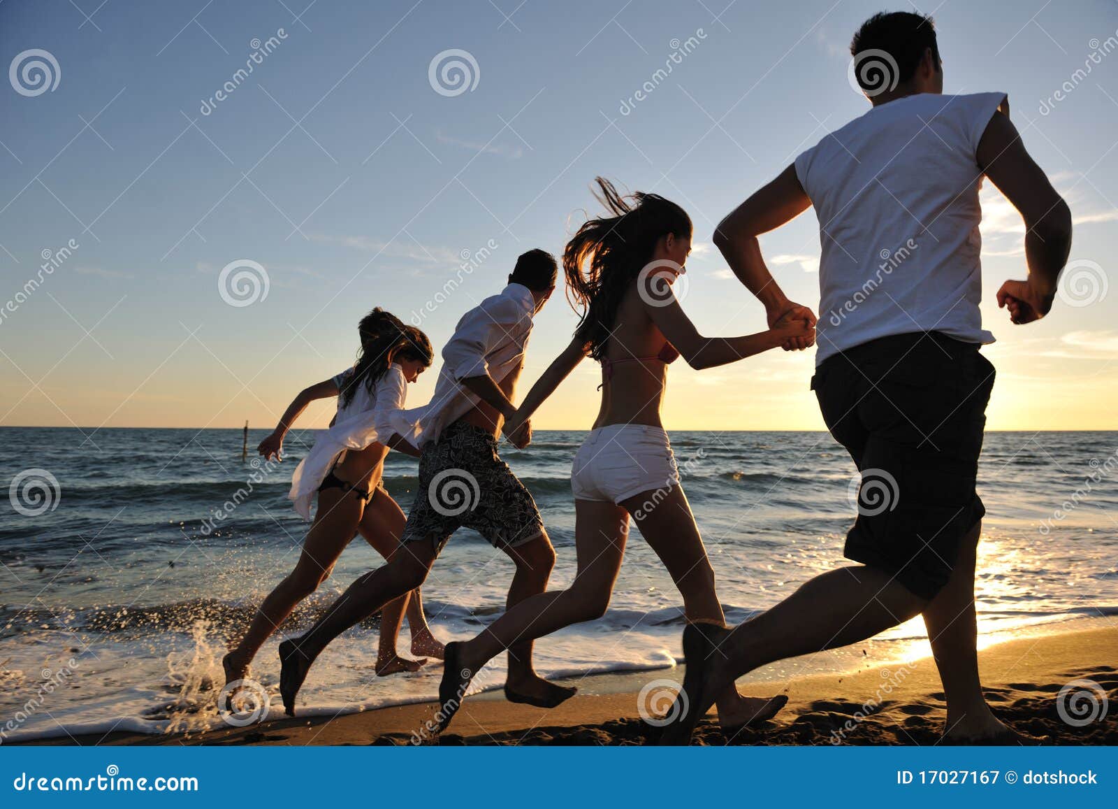 Les Gens Groupent Le Fonctionnement Sur La Plage Image Stock Image Du