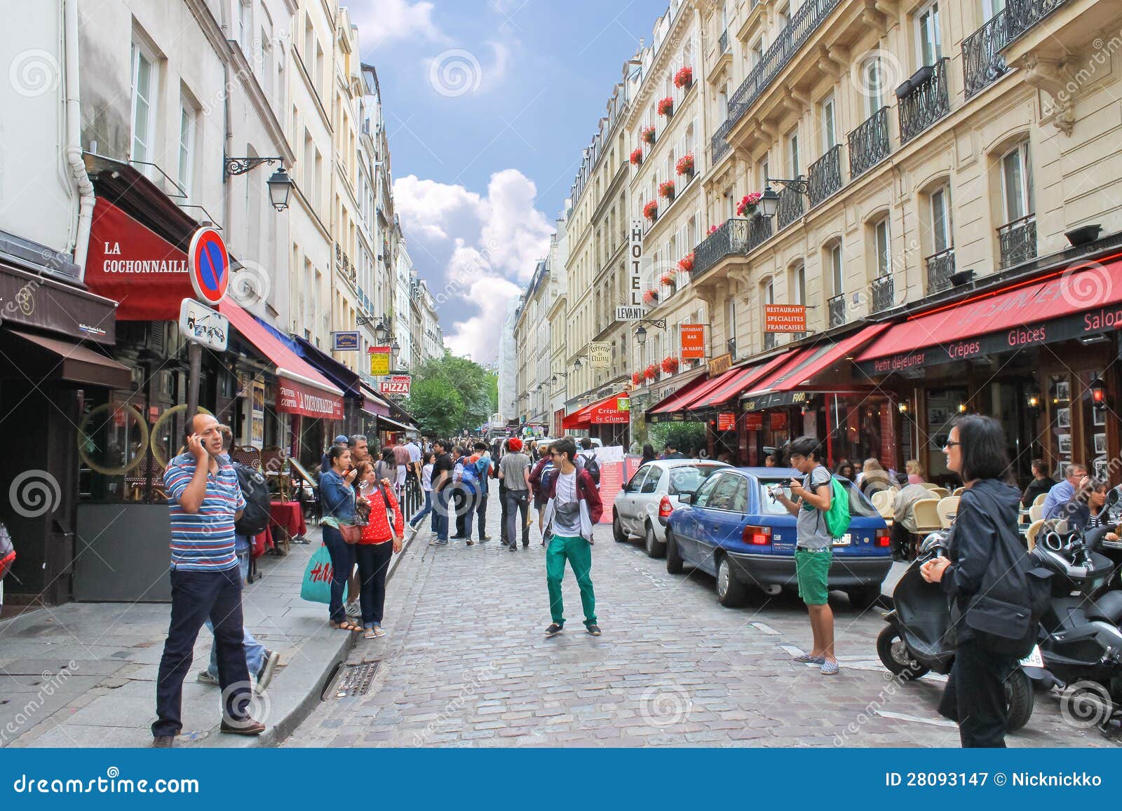 Les Gens Sur Les Rues De Paris. Photographie éditorial - Image du gens ...