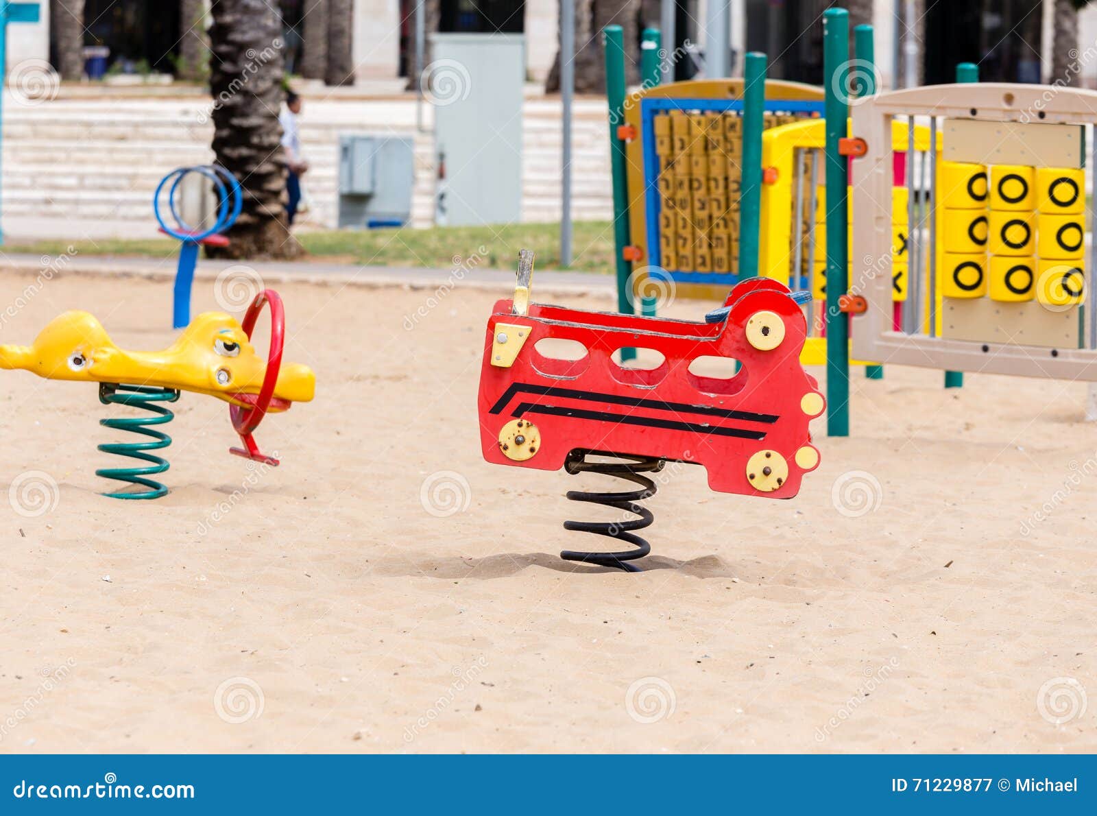 Les Glissières Et Les Terrains De Jeu Des Enfants Parc De Terrain De