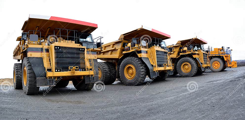 Les Grands Camions à Benne Basculante De Carrière Se Tiennent Côte à