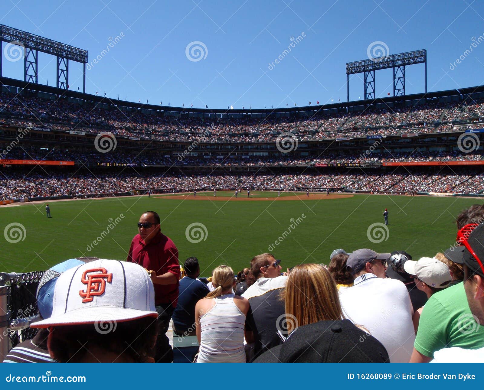 Les Joueurs De Rouges Restent En Position Attendants Image stock ...