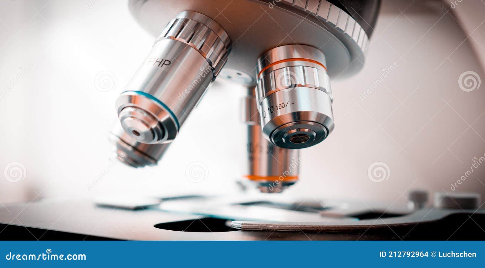 Les Lentilles Scientifiques De Microscope Ferment Photo stock - Image ...