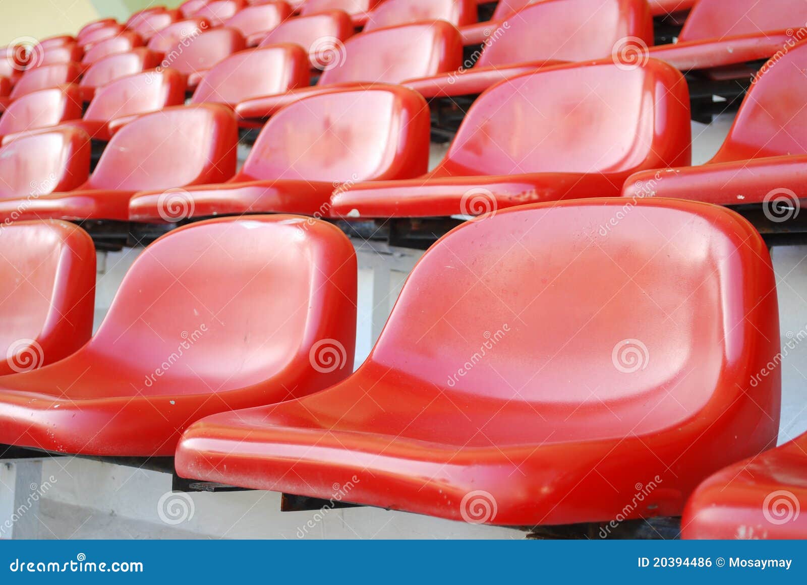 Les Lignes Du Rouge Pose Le Stade Photo stock - Image du présidence ...