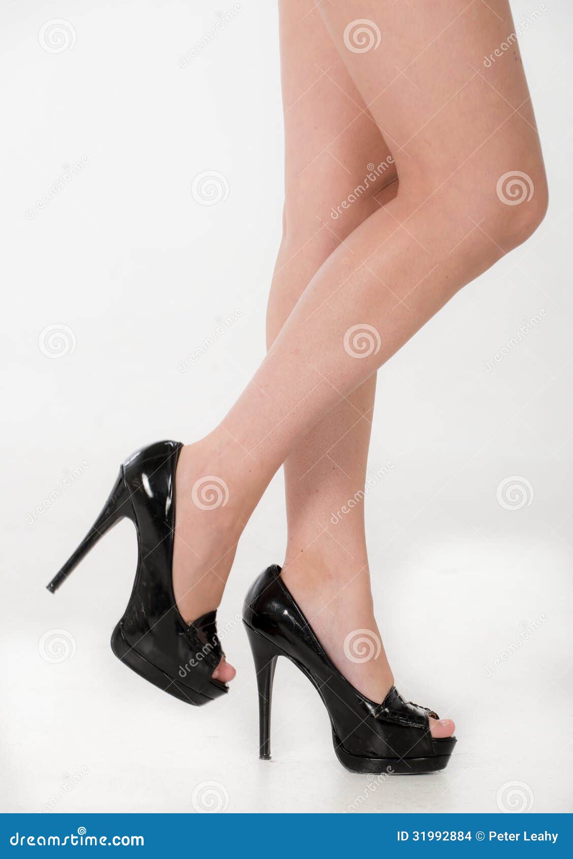 Les Longues Jambes Dune Femme Posant Dans Des Talons Hauts Photo