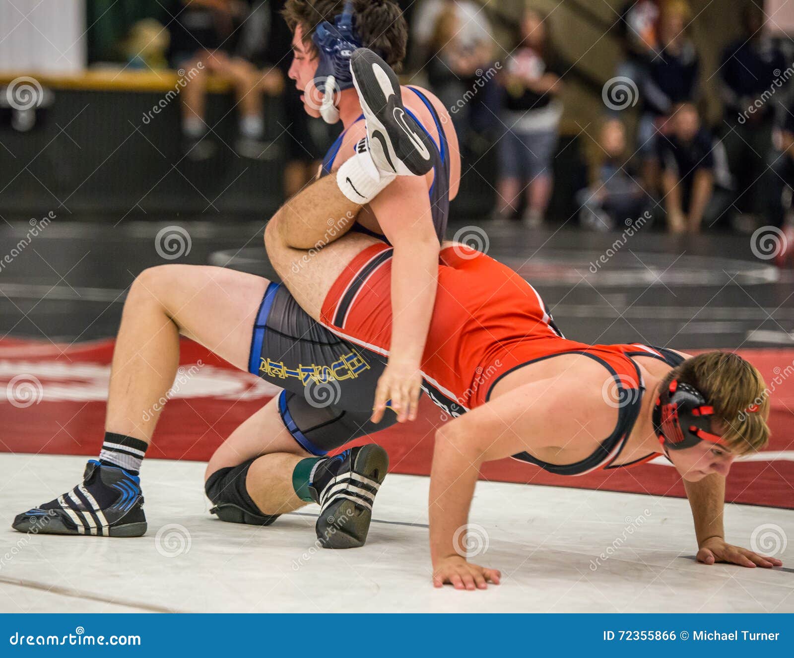 Les lutteurs photo éditorial. Image du singulet, lutteur - 72355866