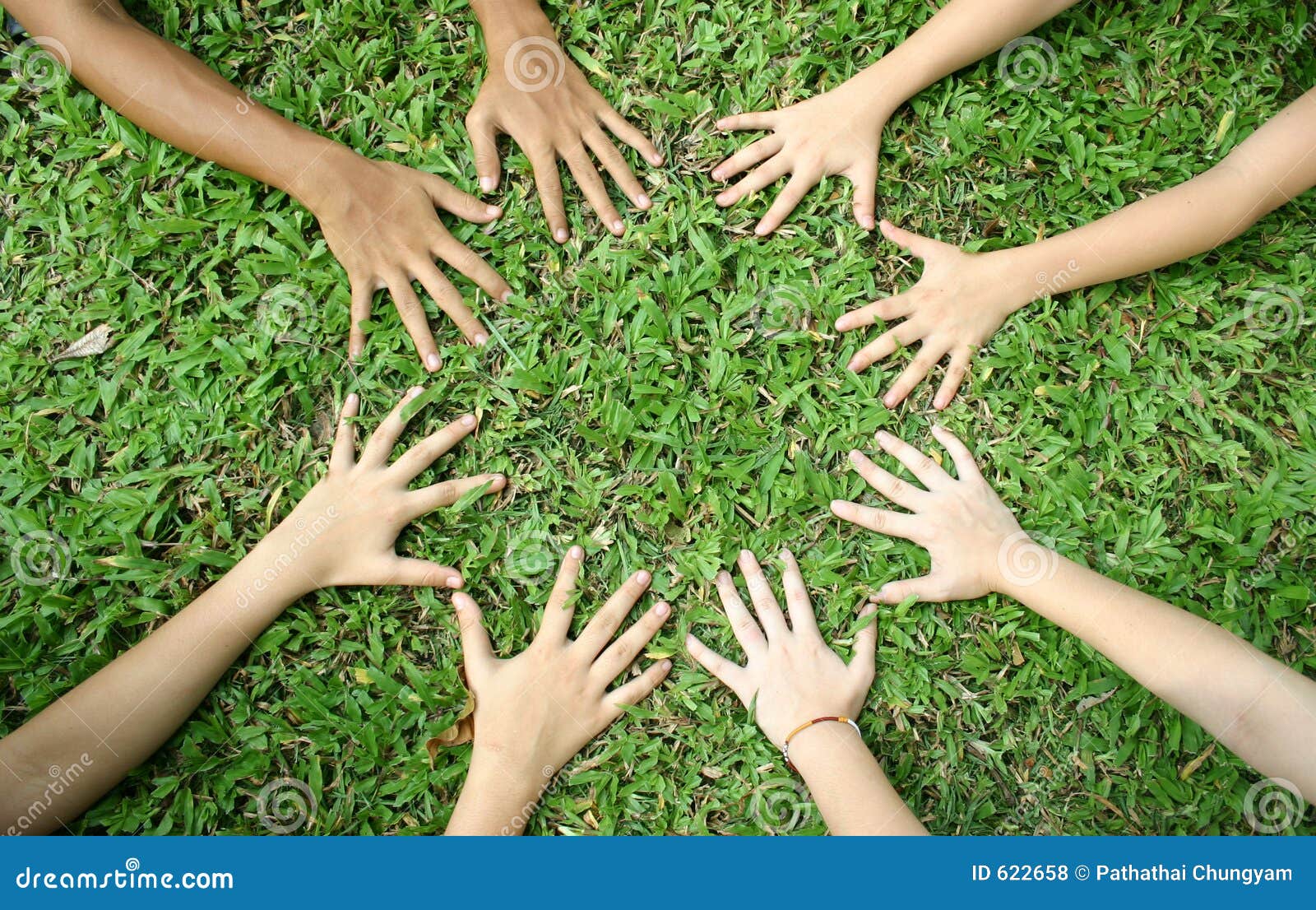 Les mains des enfants photo stock. Image du doigts, pièce - 622658