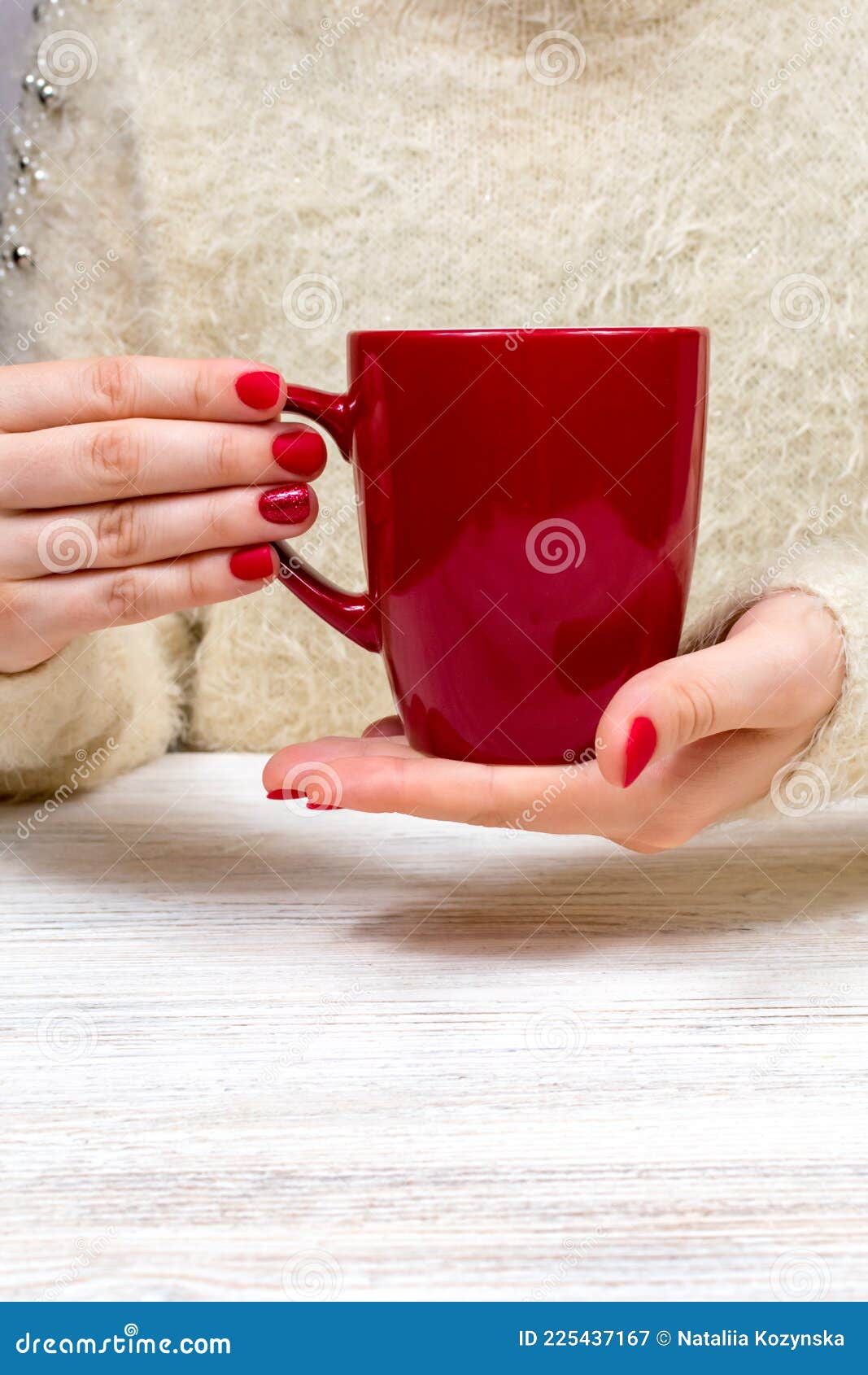 Les Mains Des Femmes Tiennent Une Tasse Rouge Sur Le Fond Dun Pull