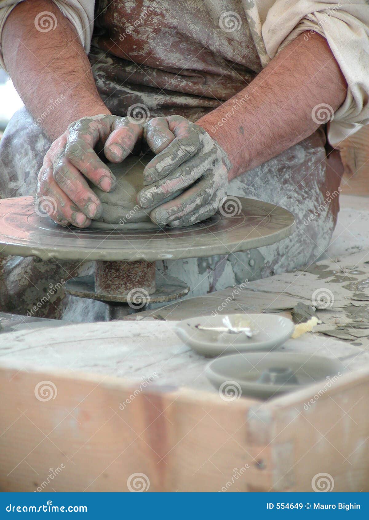 Les mains du potier image stock. Image du manuel, main - 554649