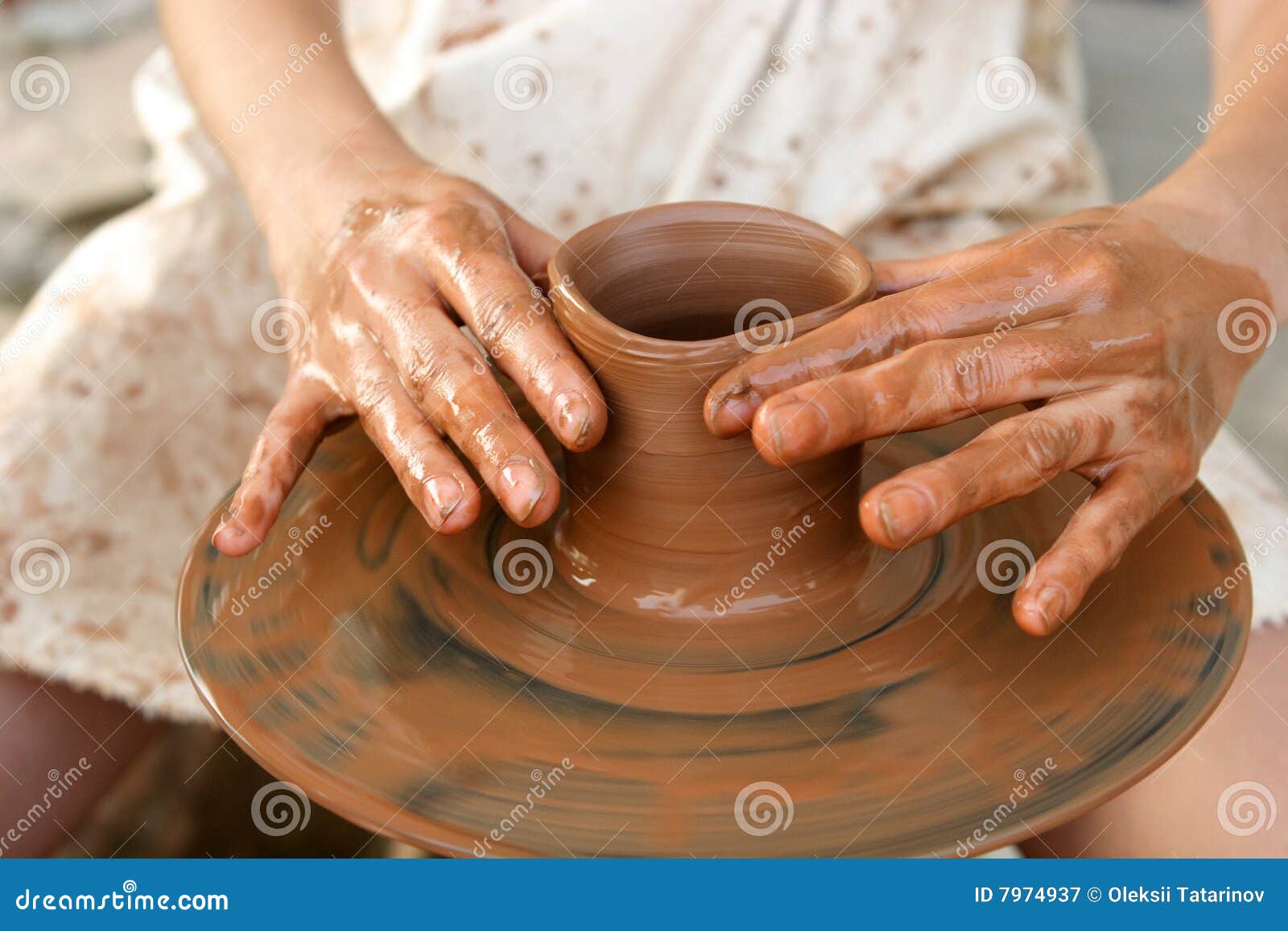 Les Mains Du Potier Au Travail Image. Image: 7974937