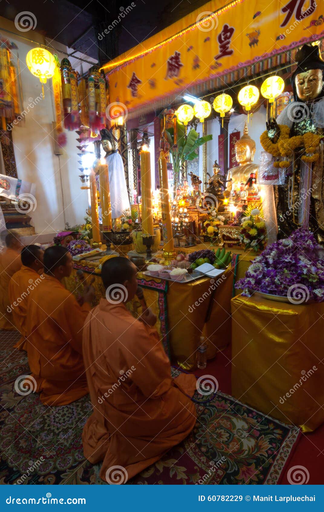 Les Moines Chinois Chantant En Wat Phanan Choeng, Thaïlande Image stock ...