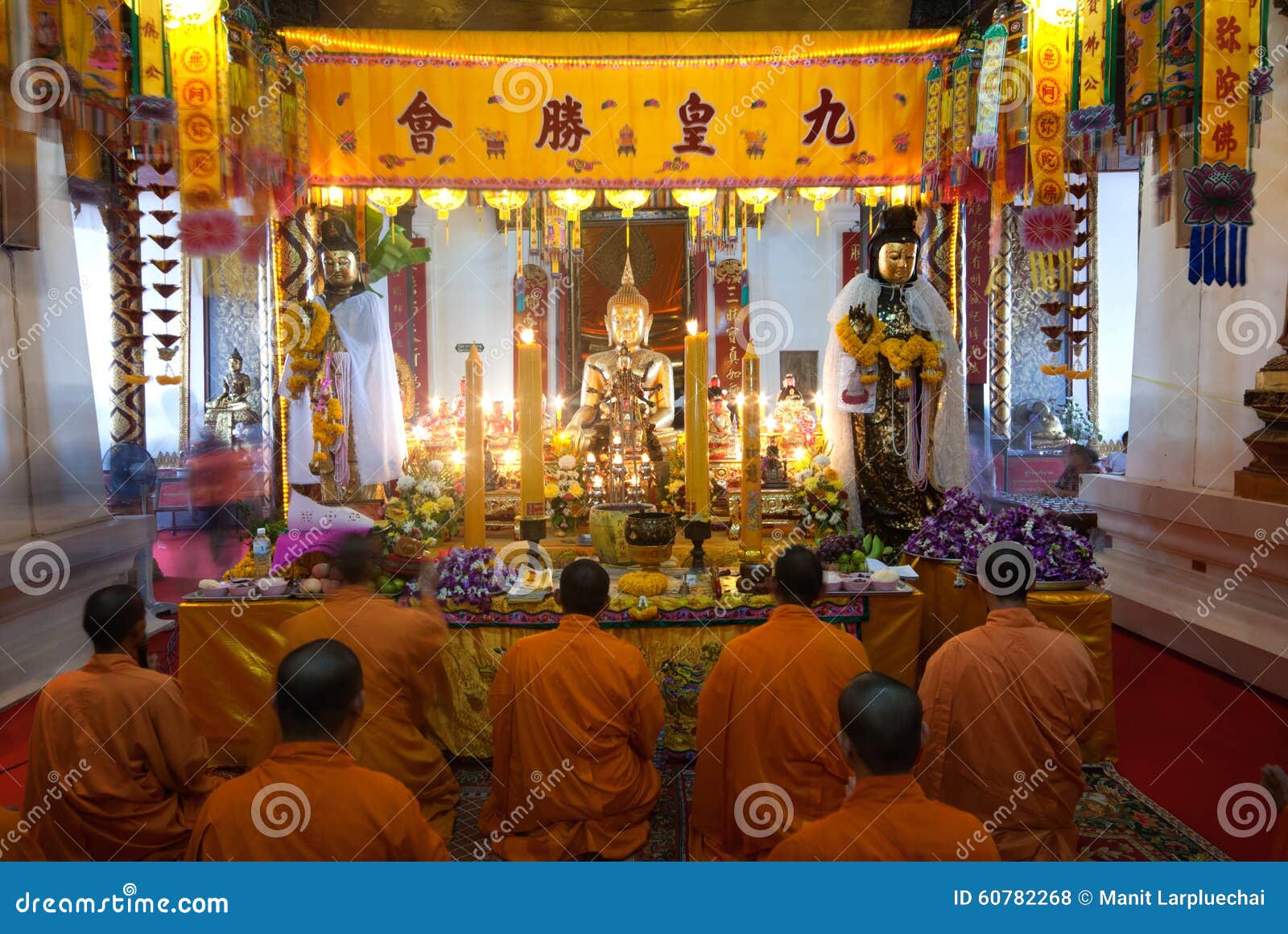 Les Moines Chinois Chantant En Wat Phanan Choeng, Thaïlande Photo stock ...