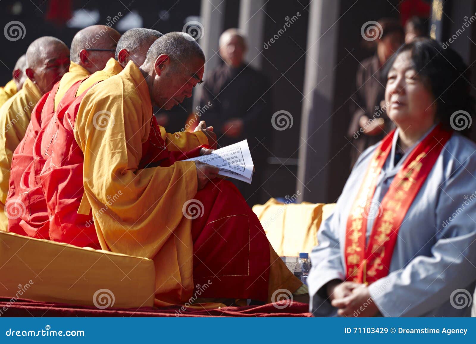 Les Moines Chinois Lisant Le Scripture Prient Dedans L'événement Image ...