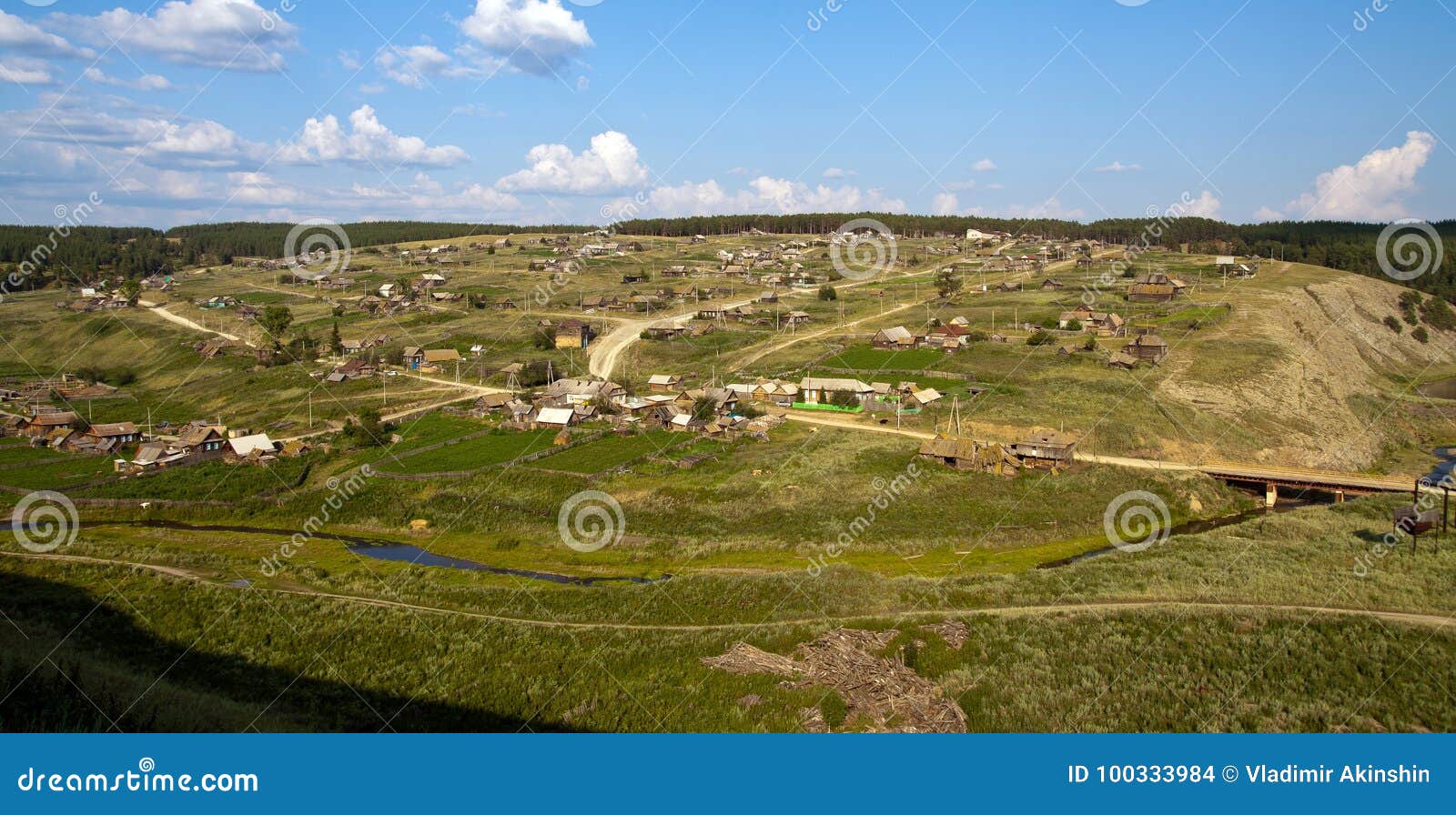 Les Monts Oural photo stock. Image du nuageux, jour - 100333984