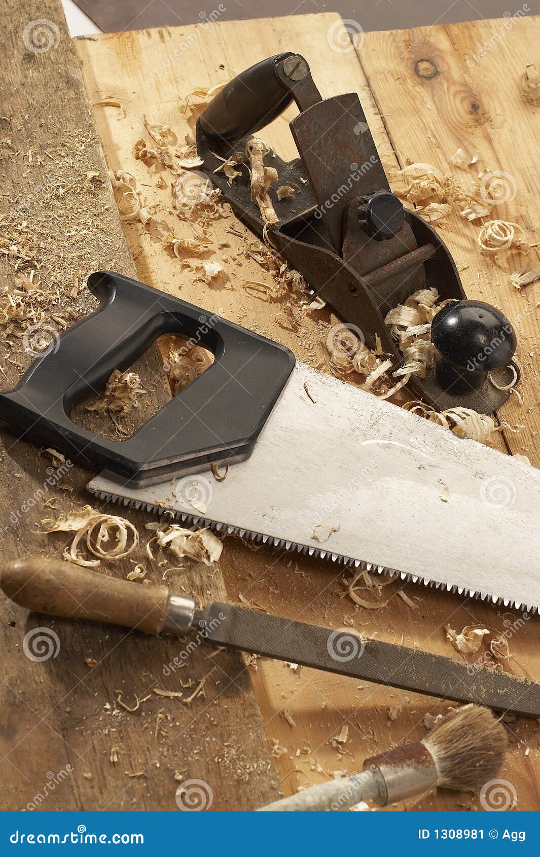 Les outils du charpentier image stock. Image du rayer - 1308981