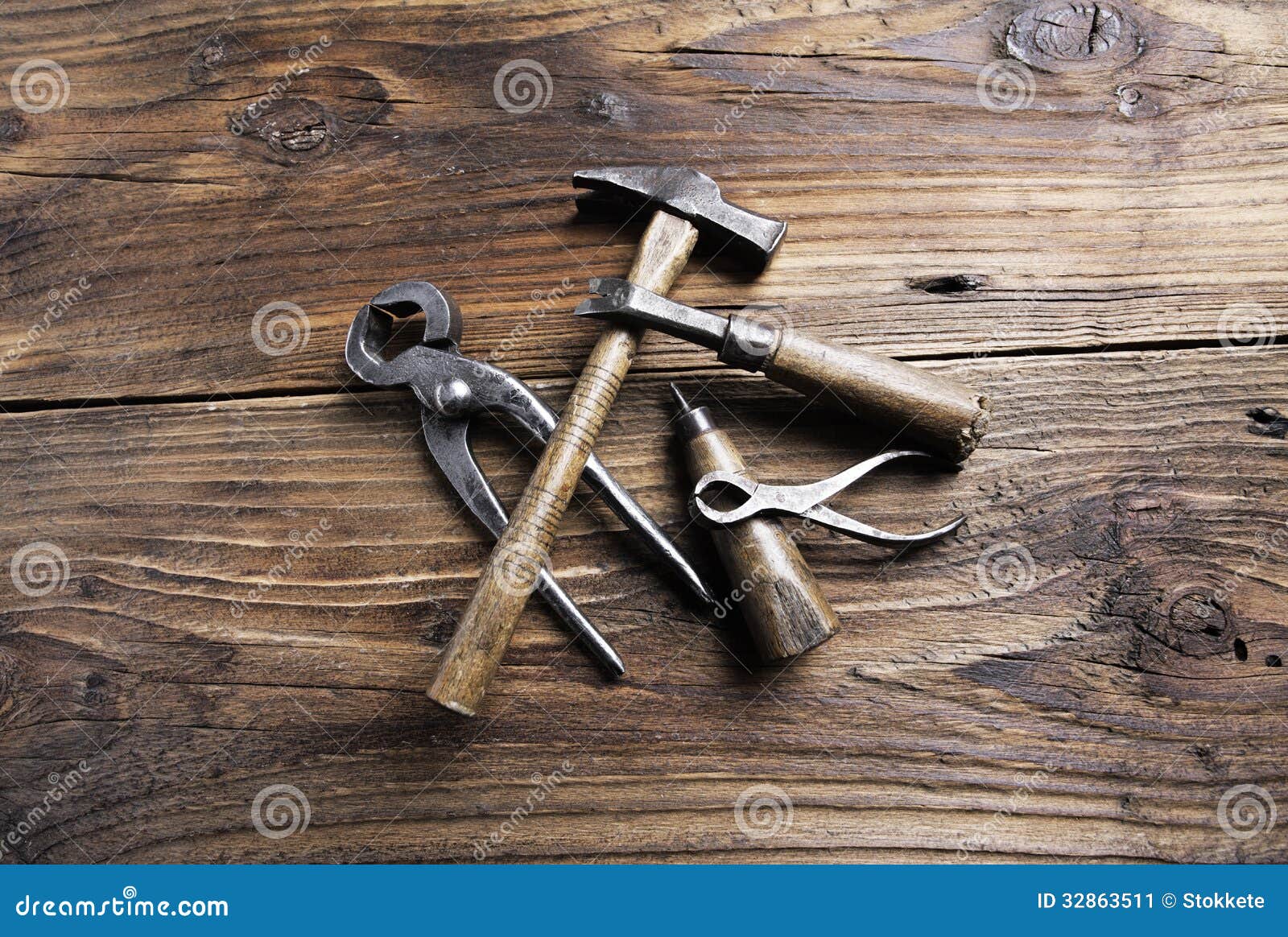 Les outils du charpentier image stock. Image du charpentier - 32863511