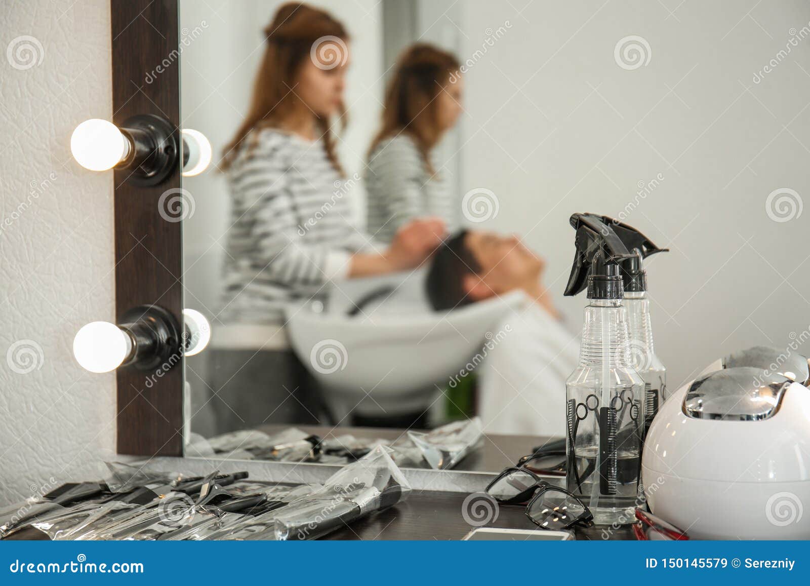 Les Outils Du Coiffeur Sur La Table Dans Le Salon Image stock - Image ...