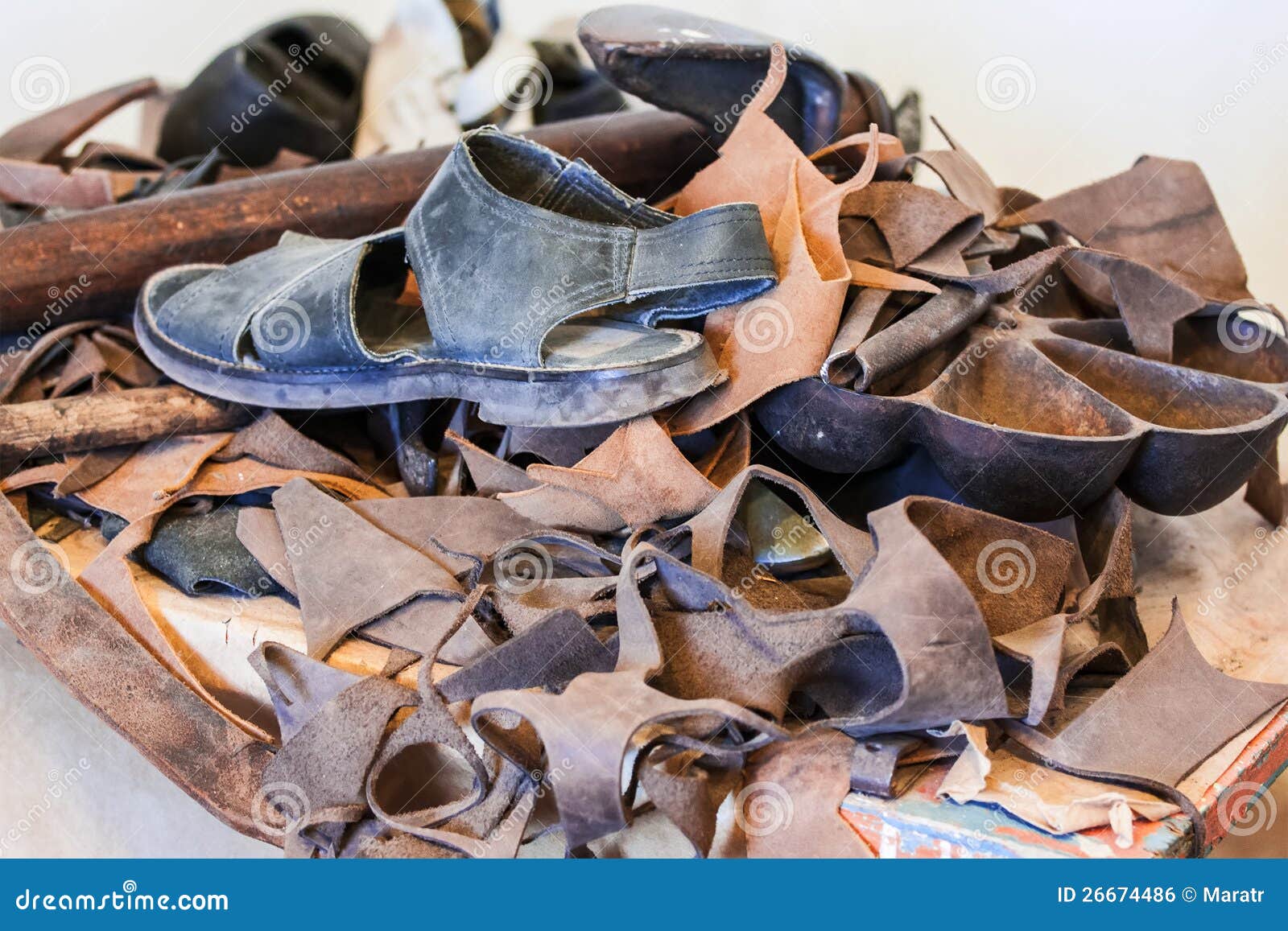 Les outils du cordonnier photo stock. Image du balai - 26674486