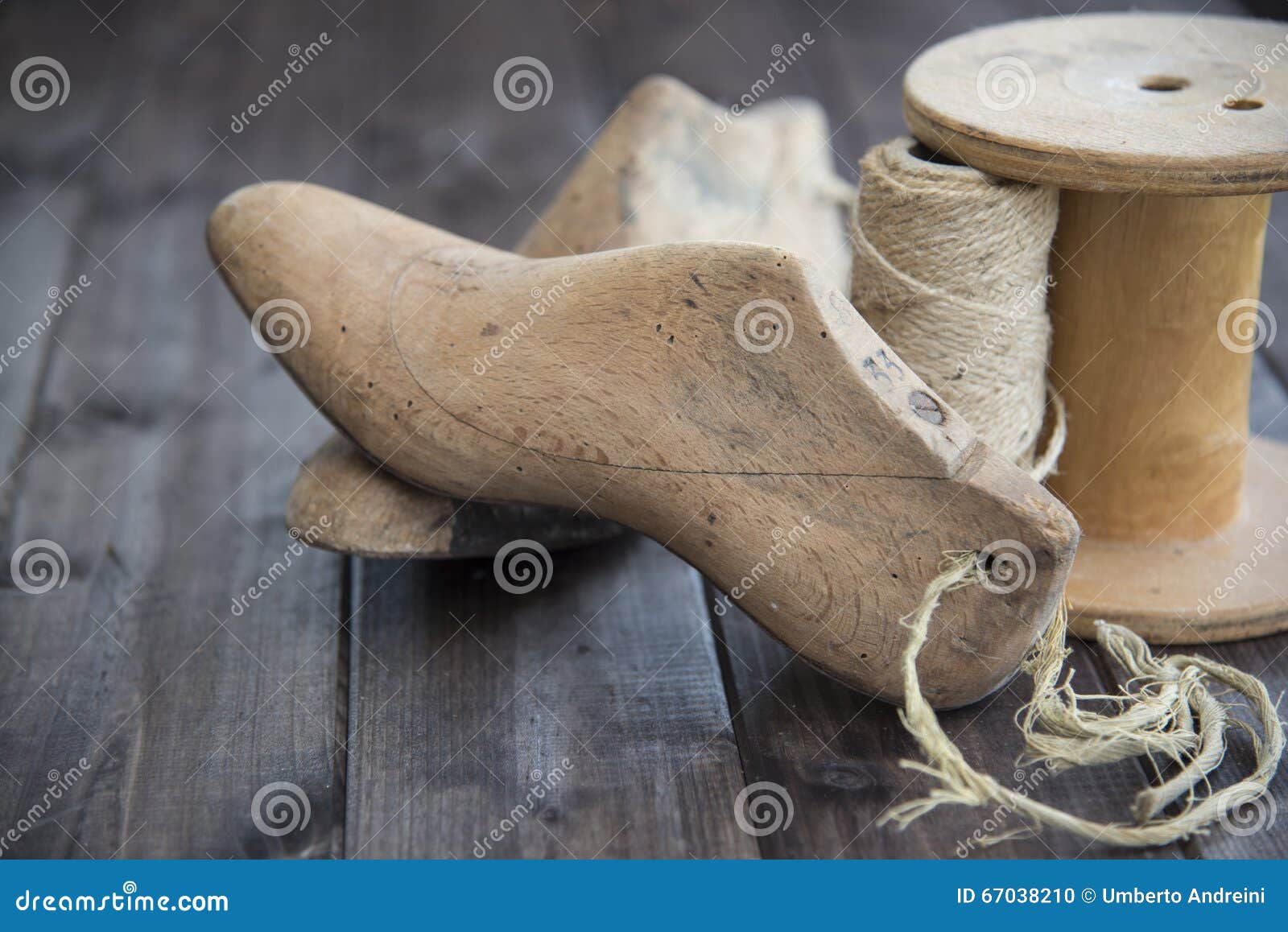 Les outils du cordonnier photo stock. Image du métier - 67038210