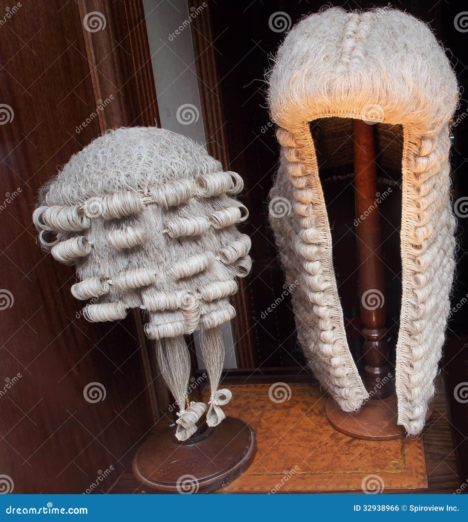 Les perruques de l'avocat photo stock. Image du coutume - 32938966