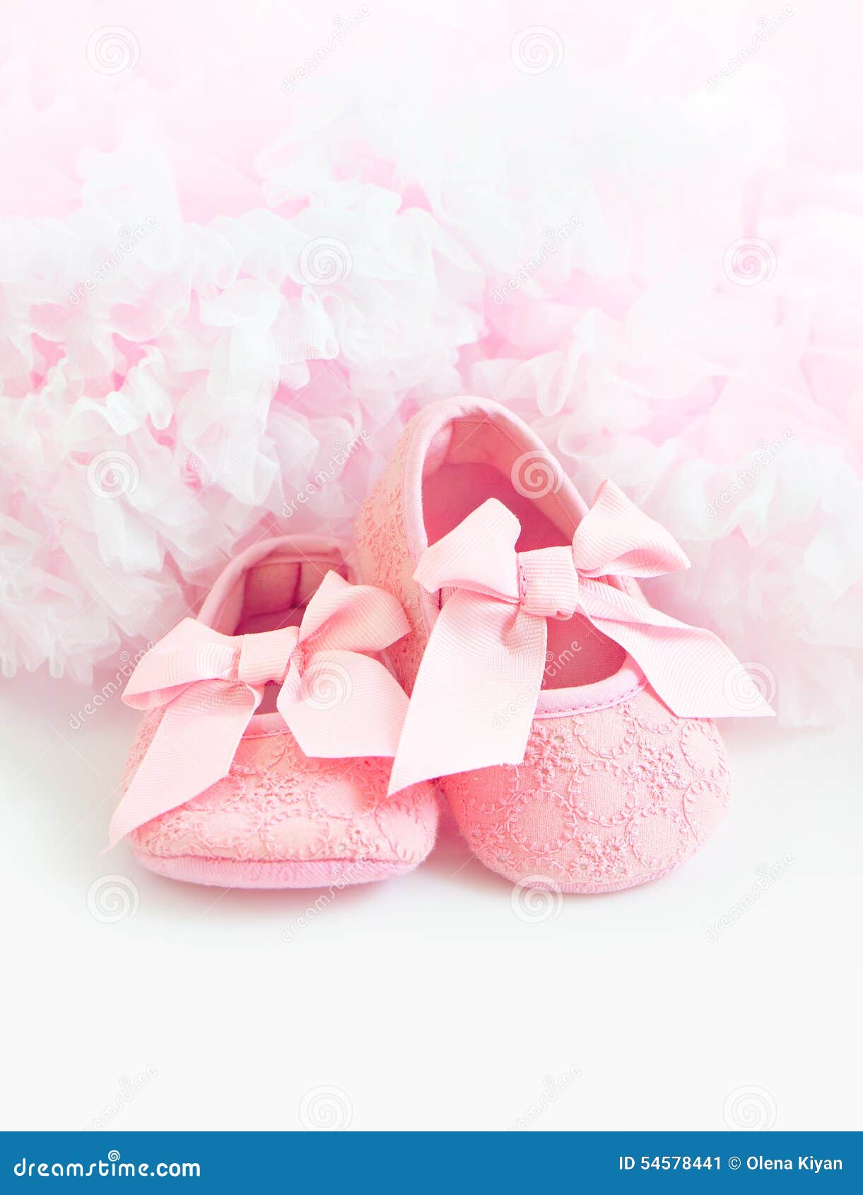 Les Petits Chaussons Du Bébé Rose Image stock - Image du initialisation ...