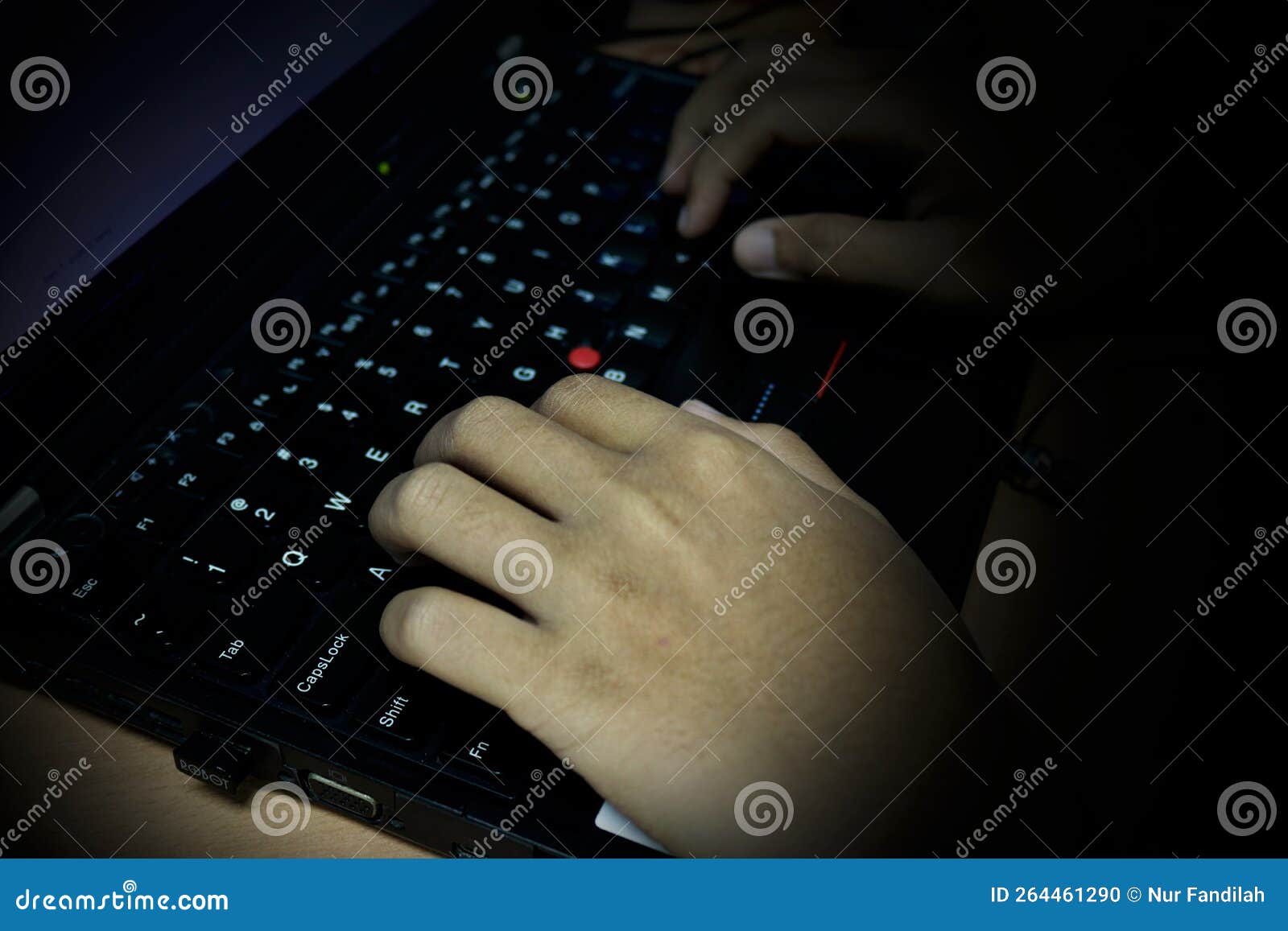 Les Programmeurs Font Leur Travail Devant Un Ordinateur Photo stock ...