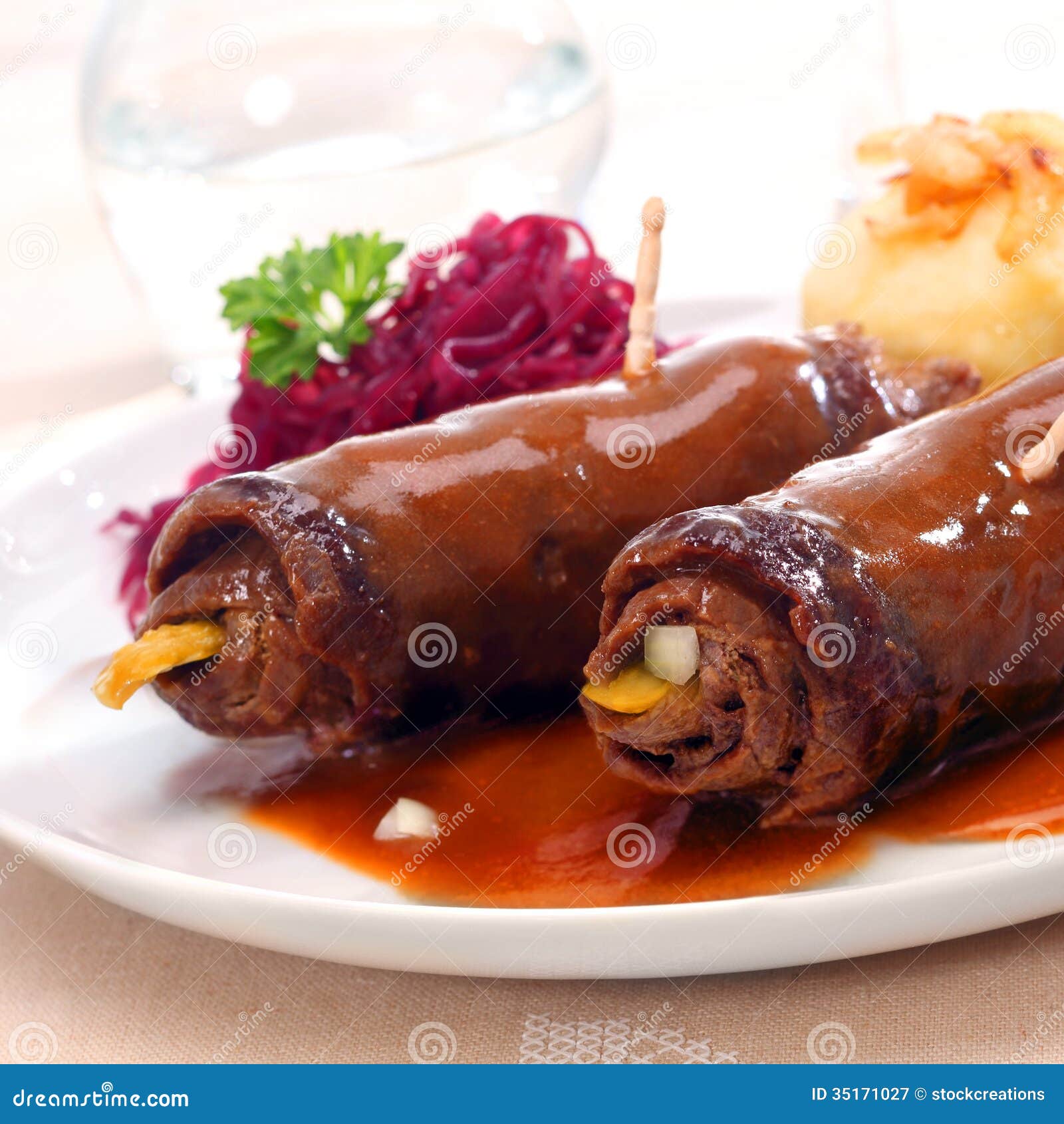 Les Roulades Cuites Ou Rouladen Image stock - Image du brun, olive ...