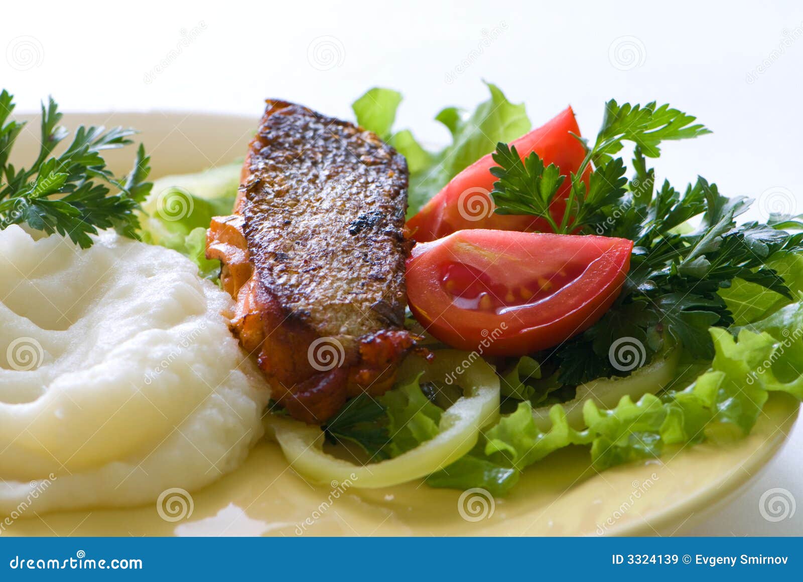 Les Saumons Frits Avec Garnissent Image. Image: 3324139