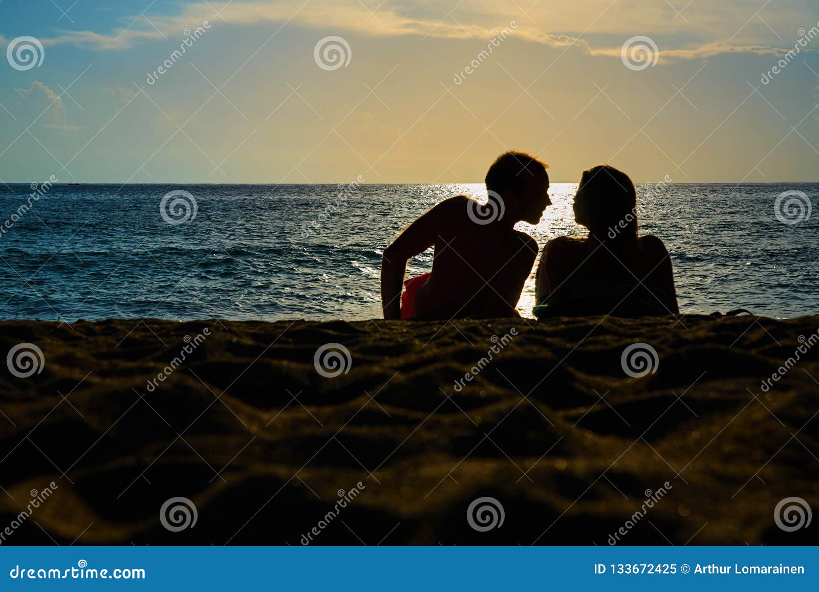 Les Silhouettes Des Couples Dun Homme Et Dune Femme Se Reposent Sur