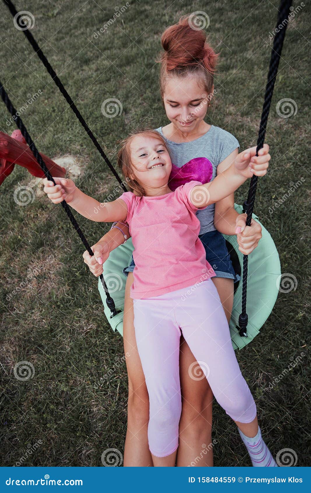 Les Soeurs Samusent En Se Balançant Ensemble Image Stock Image Du