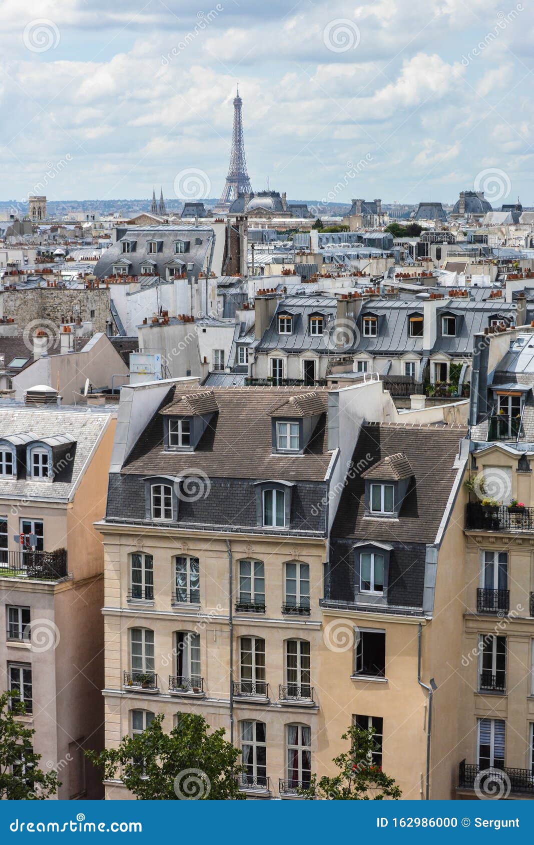 Les toits de Paris photo stock. Image du vieux, aérien - 162986000