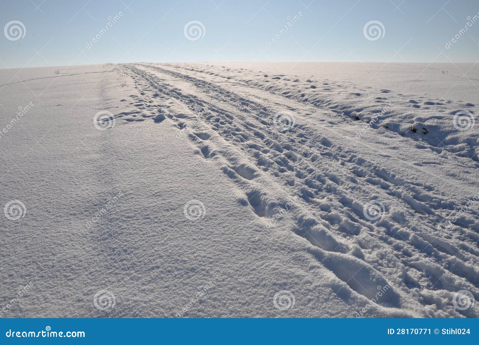 Les Traces Sur La Neige Ont Couvert La Route Image stock - Image du ...