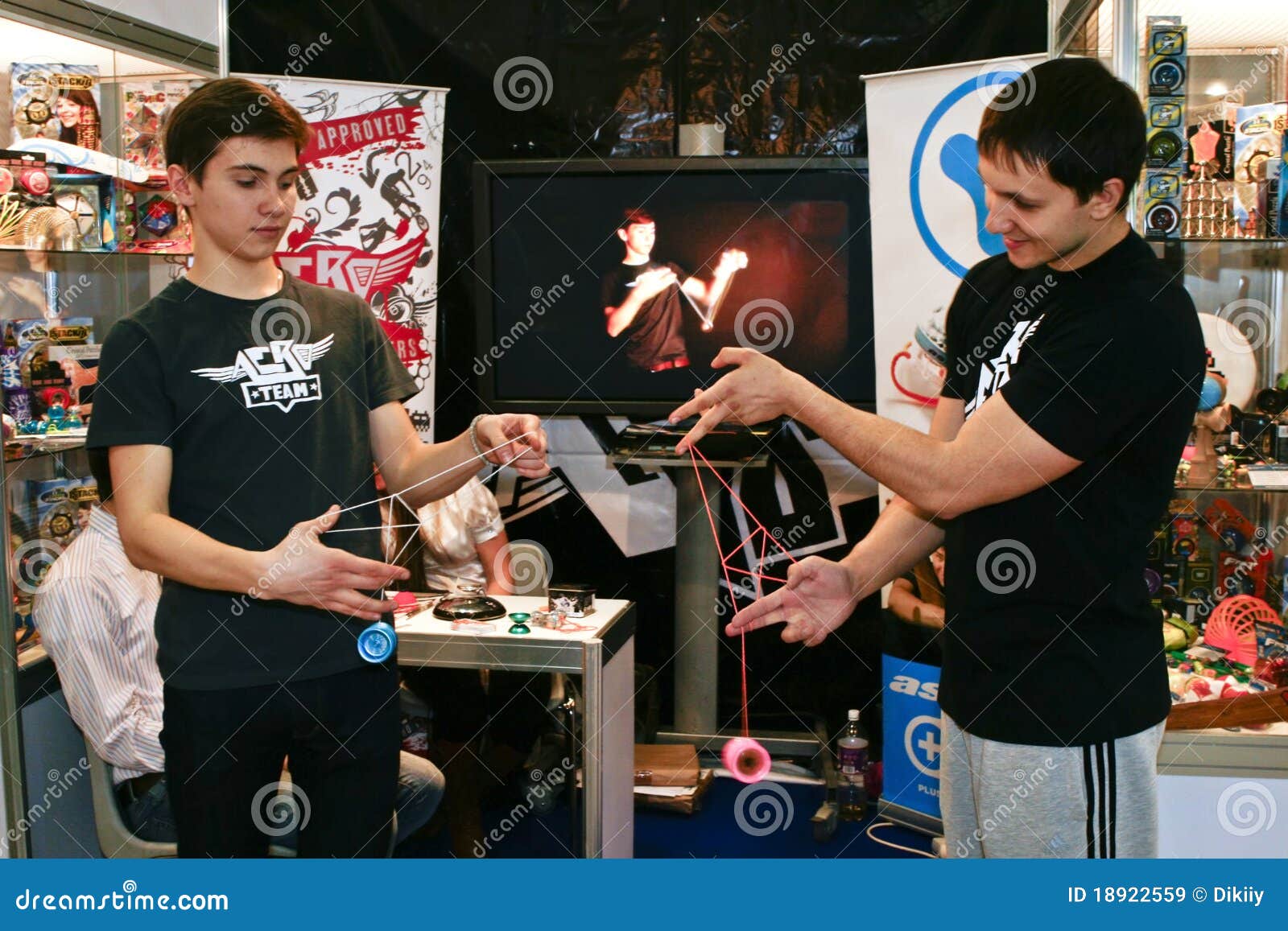 Les types jouent le yo-yo image stock éditorial. Image du populaire ...