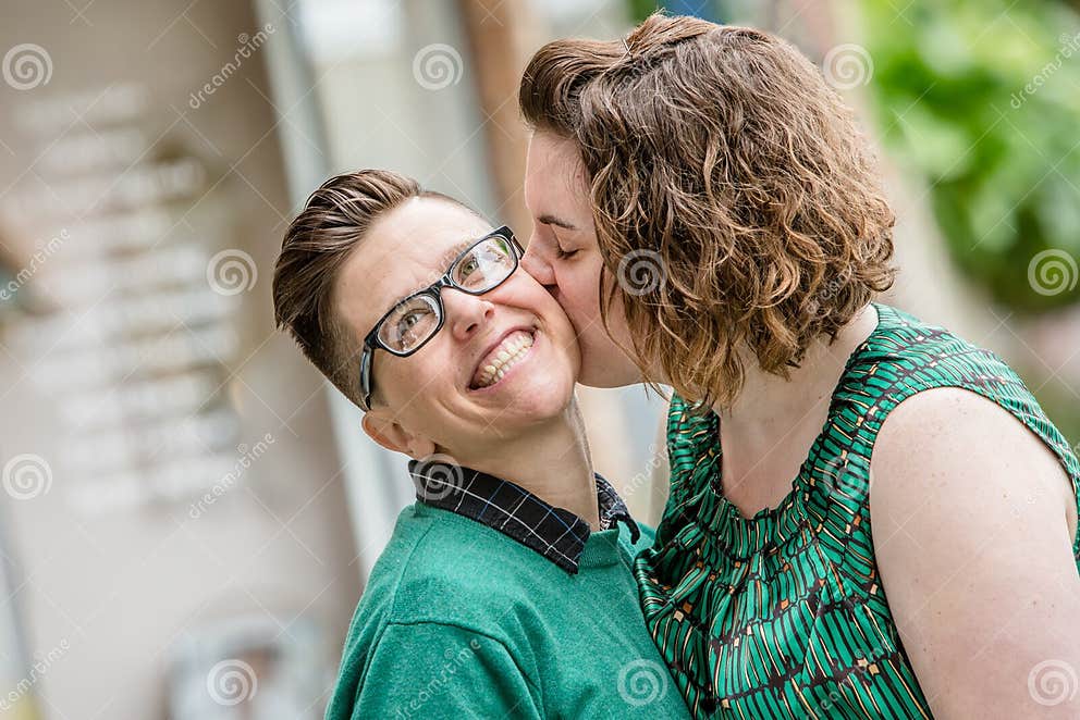Lesbische Paare Die Draußen Küssen Stockbild Bild Von Geschlecht