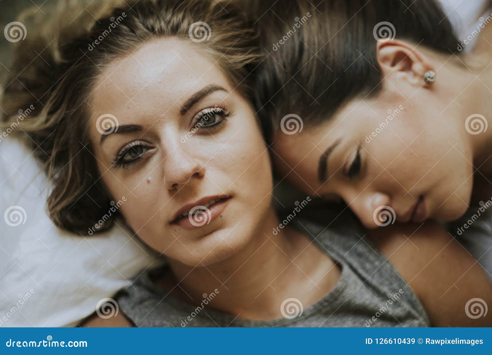 Lesbische Paare Zusammen Im Bett Stockbild Bild Von Kaukasisch