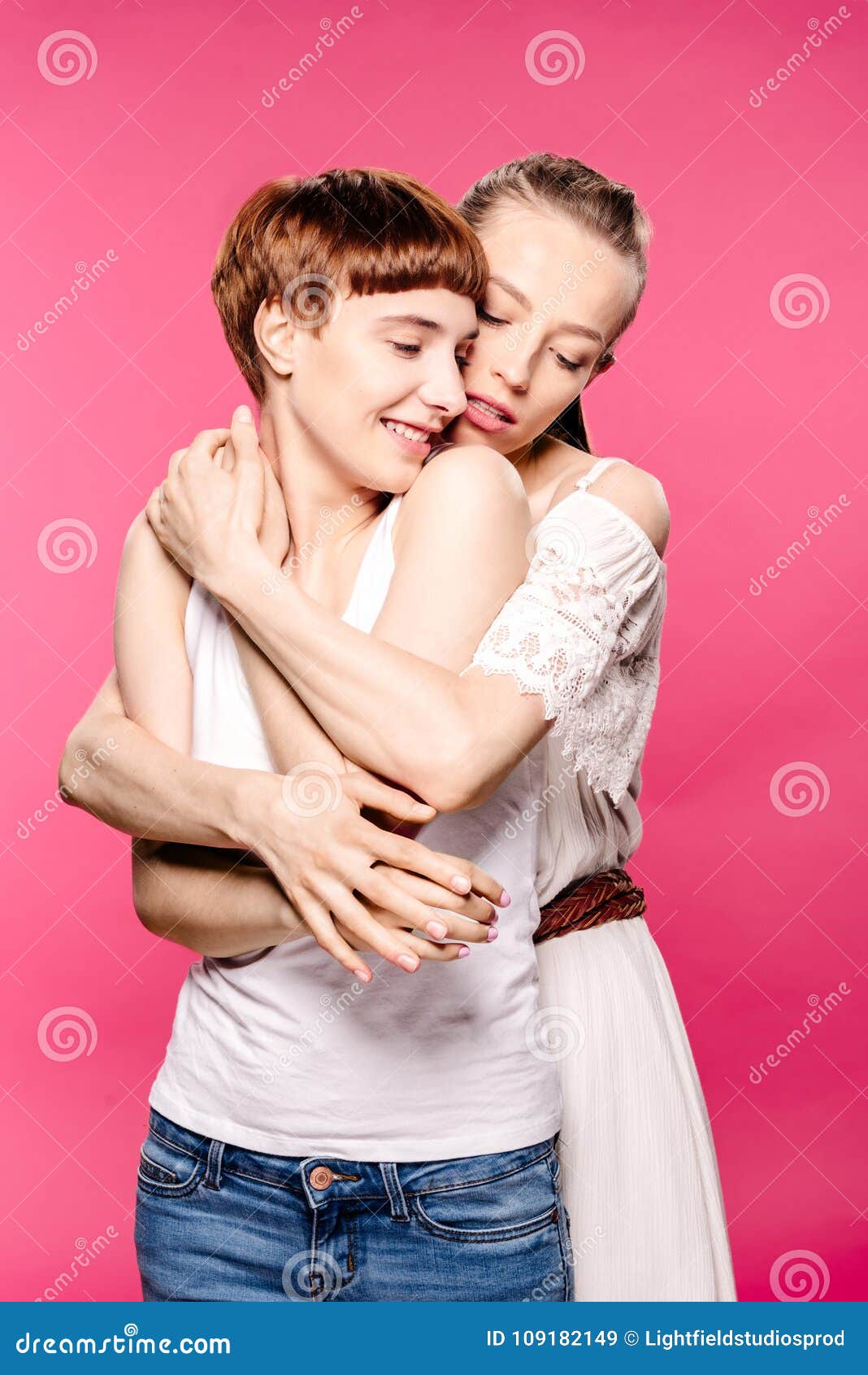 Lesbisches Paar-Umarmen stockbild. Bild von nähe, toleranz - 109182149