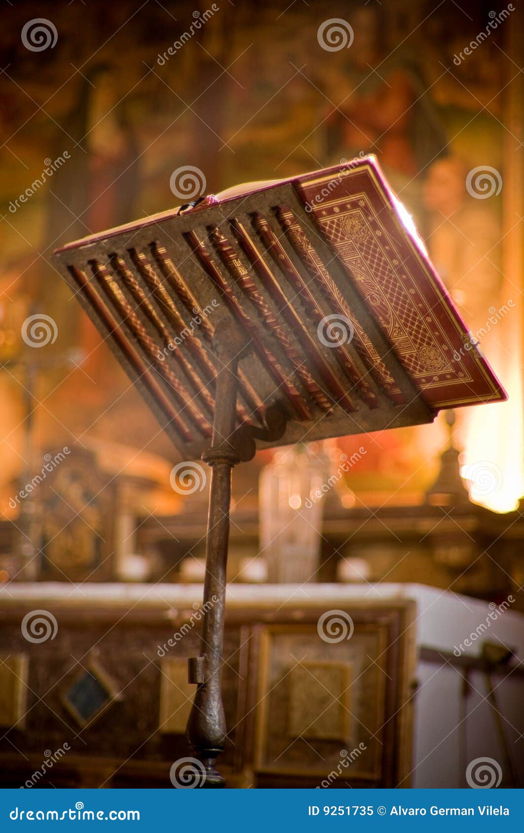 Lessenaar in Altaar Met Een Heilige Bijbel. Stock Afbeelding - Image of ...