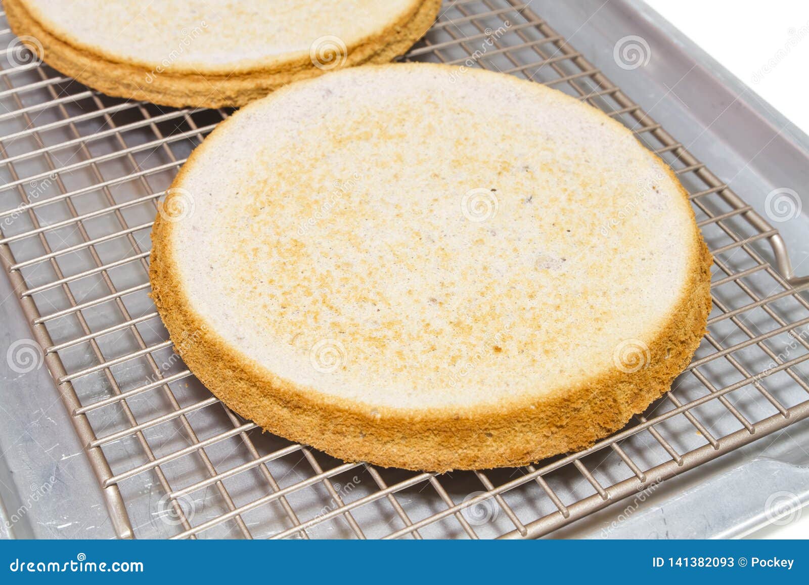 Let Cake Cool on a Cooling Rack Stock Image - Image of butterr, round ...