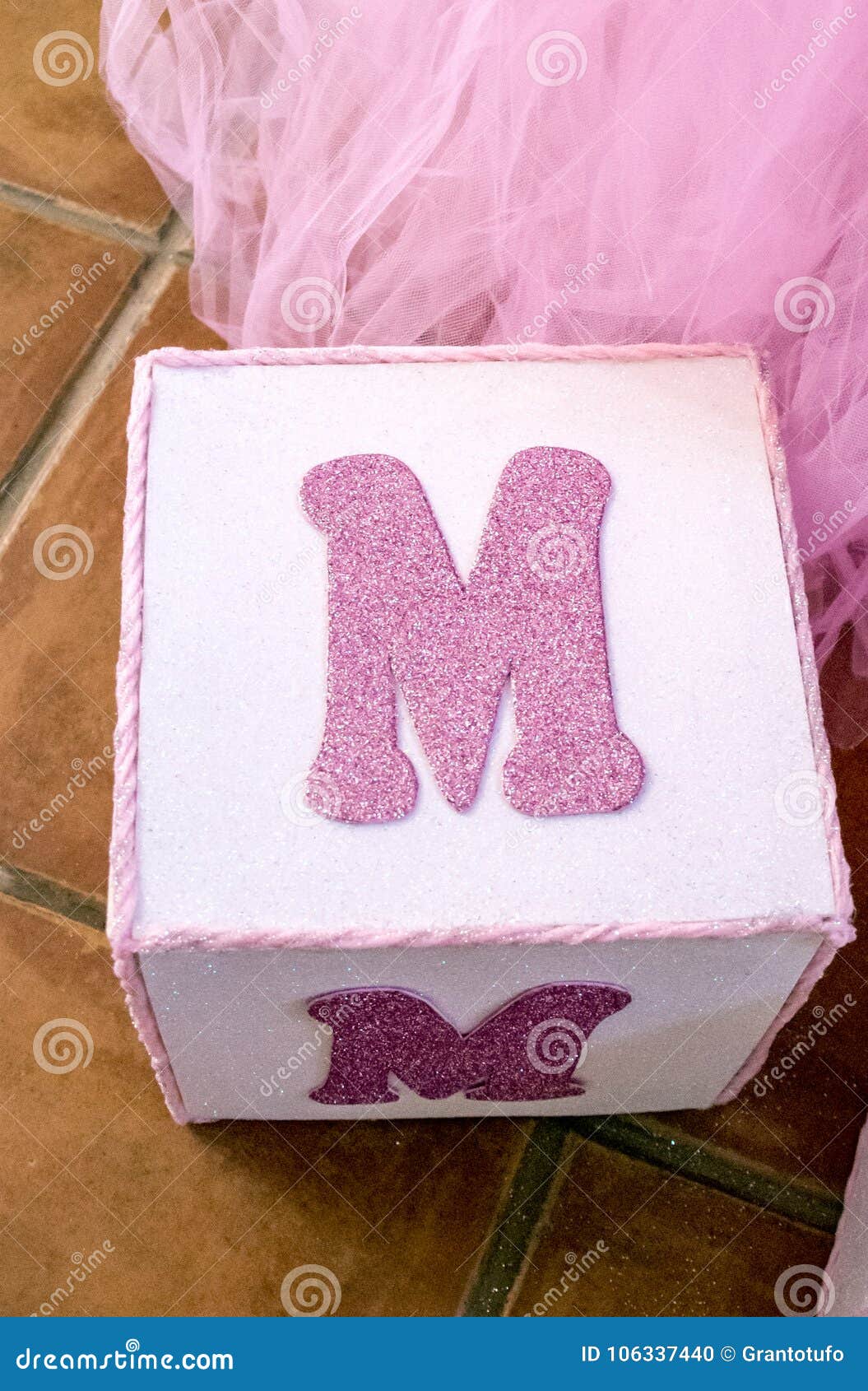 Letra M Dibujada En Un Cubo Foto de archivo - Imagen de alfabético ...