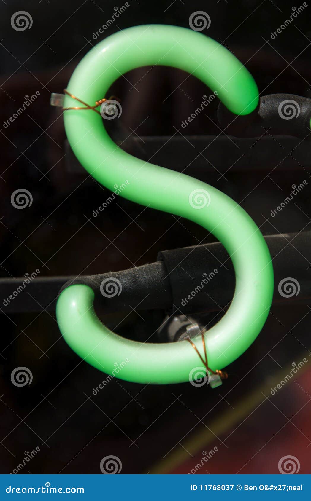 Letra S en neón imagen de archivo. Imagen de verde, negro - 11768037