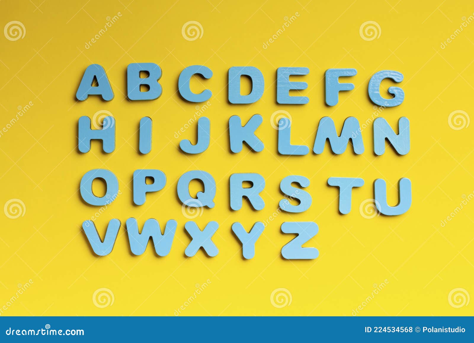 Letras Azules Sobre Fondo Amarillo Foto de archivo - Imagen de agosto ...